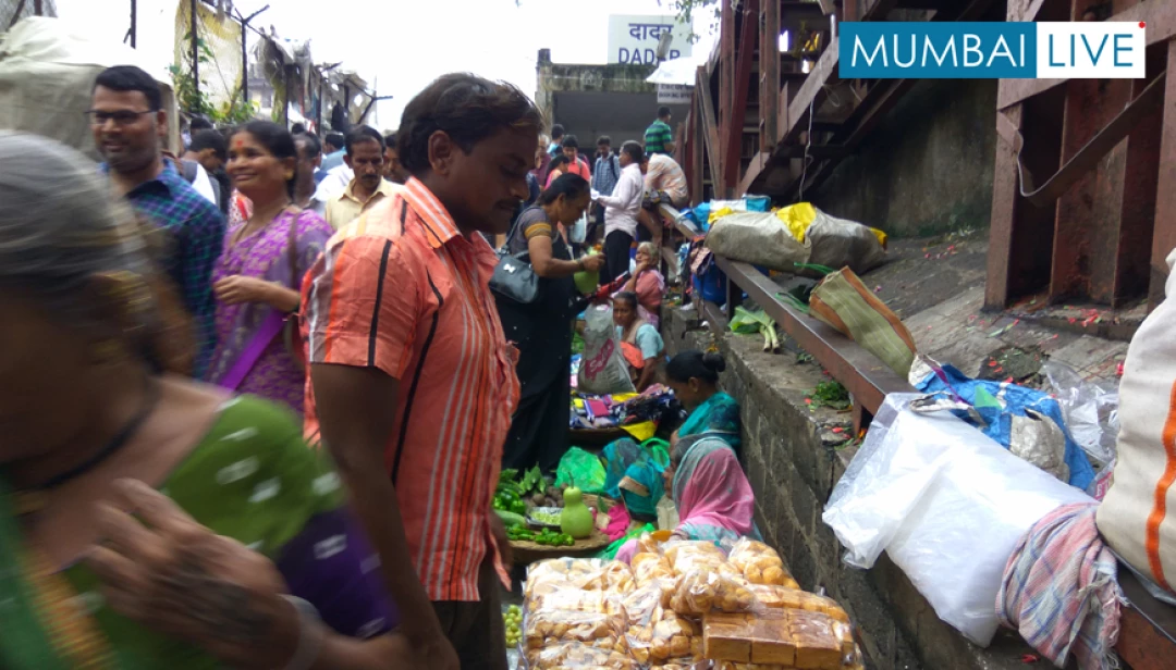 Everybody adds to congestion at Dadar! | Mumbai Live