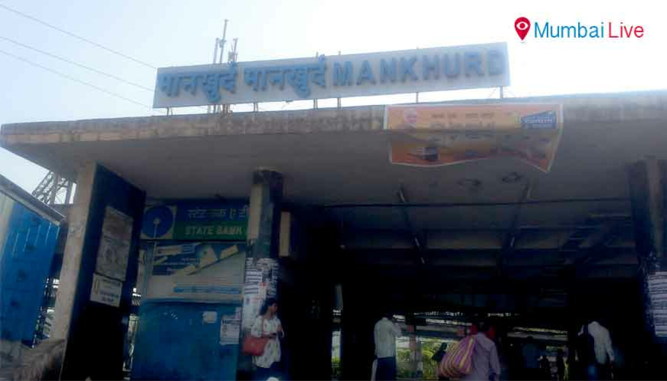 Panic at Mankhurd station | Mandala | Mumbai Live