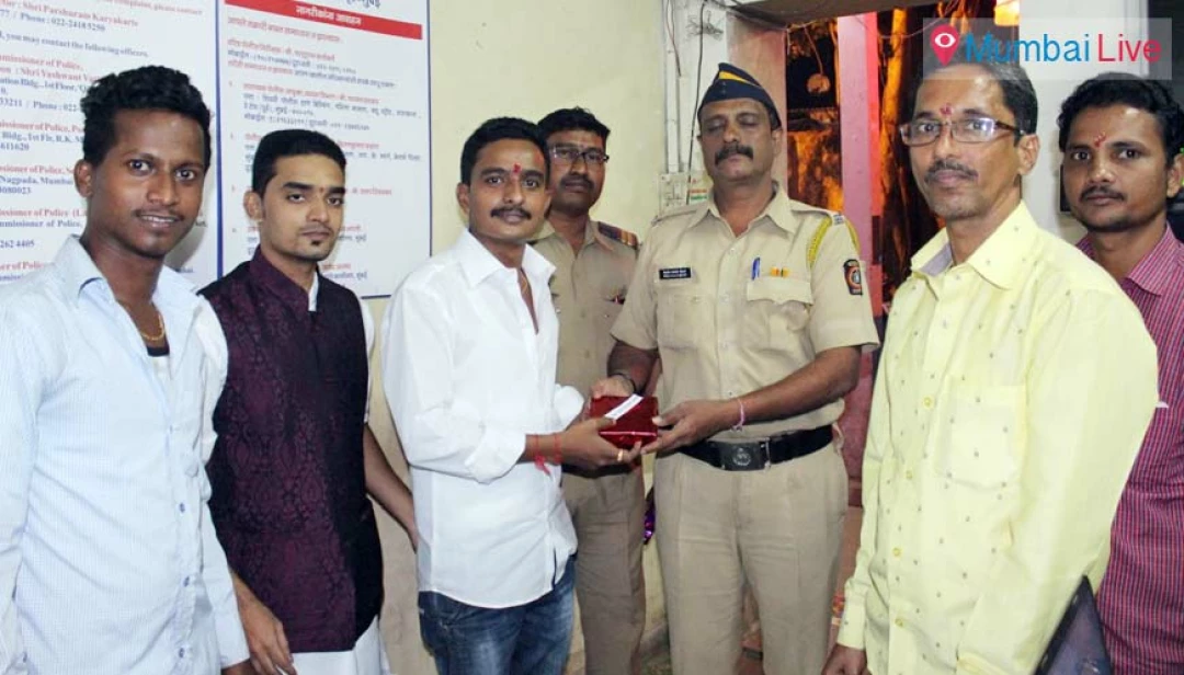 Shivmudra celebrates Diwali with police | Mumbai Live