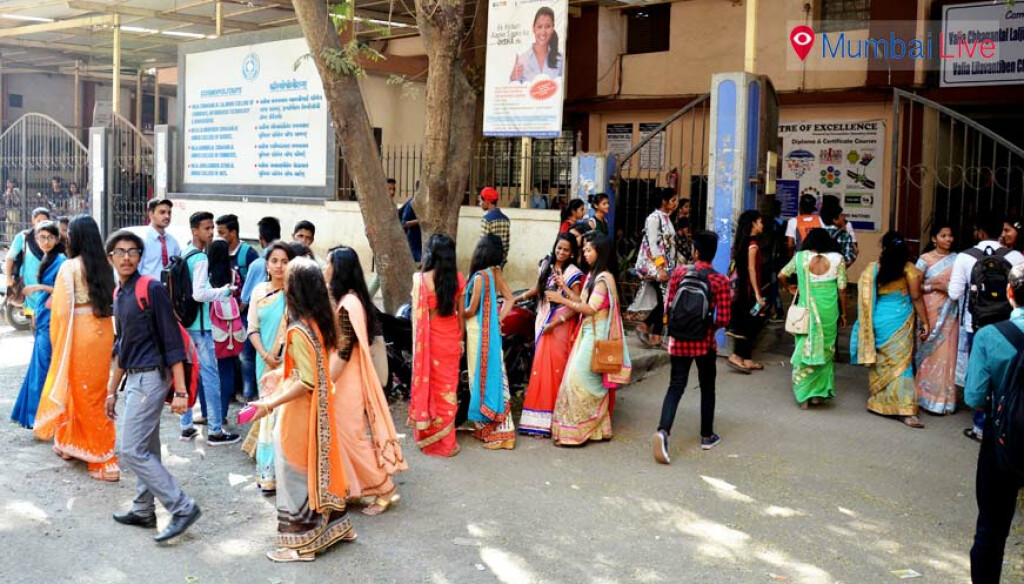 Girls celebrate 'Saree Day' in Barfiwala College