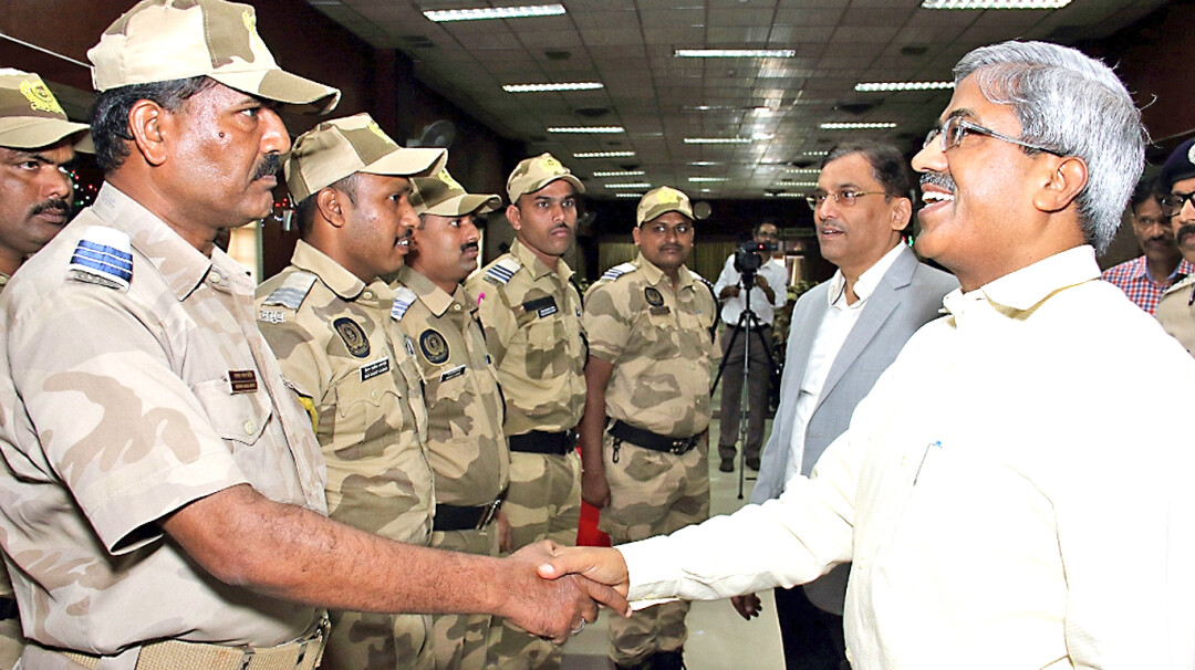 Maharashtra security force personnel to control crowd at cstm ...